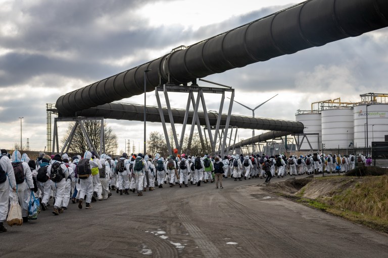 Code Rouge : 1 400 personnes bloquent et sabotent un géant de l’agro ...