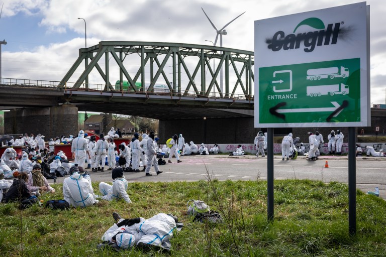 Code Rouge : 1 400 personnes bloquent et sabotent un géant de l’agro ...