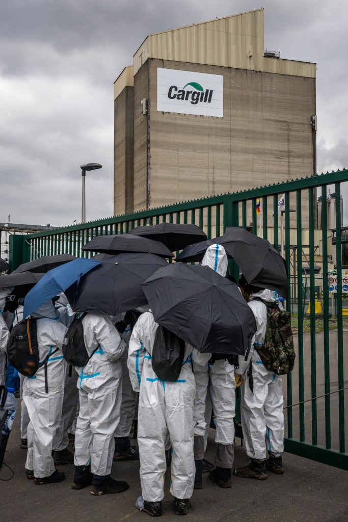 Code Rouge : 1 400 personnes bloquent et sabotent un géant de l’agro ...